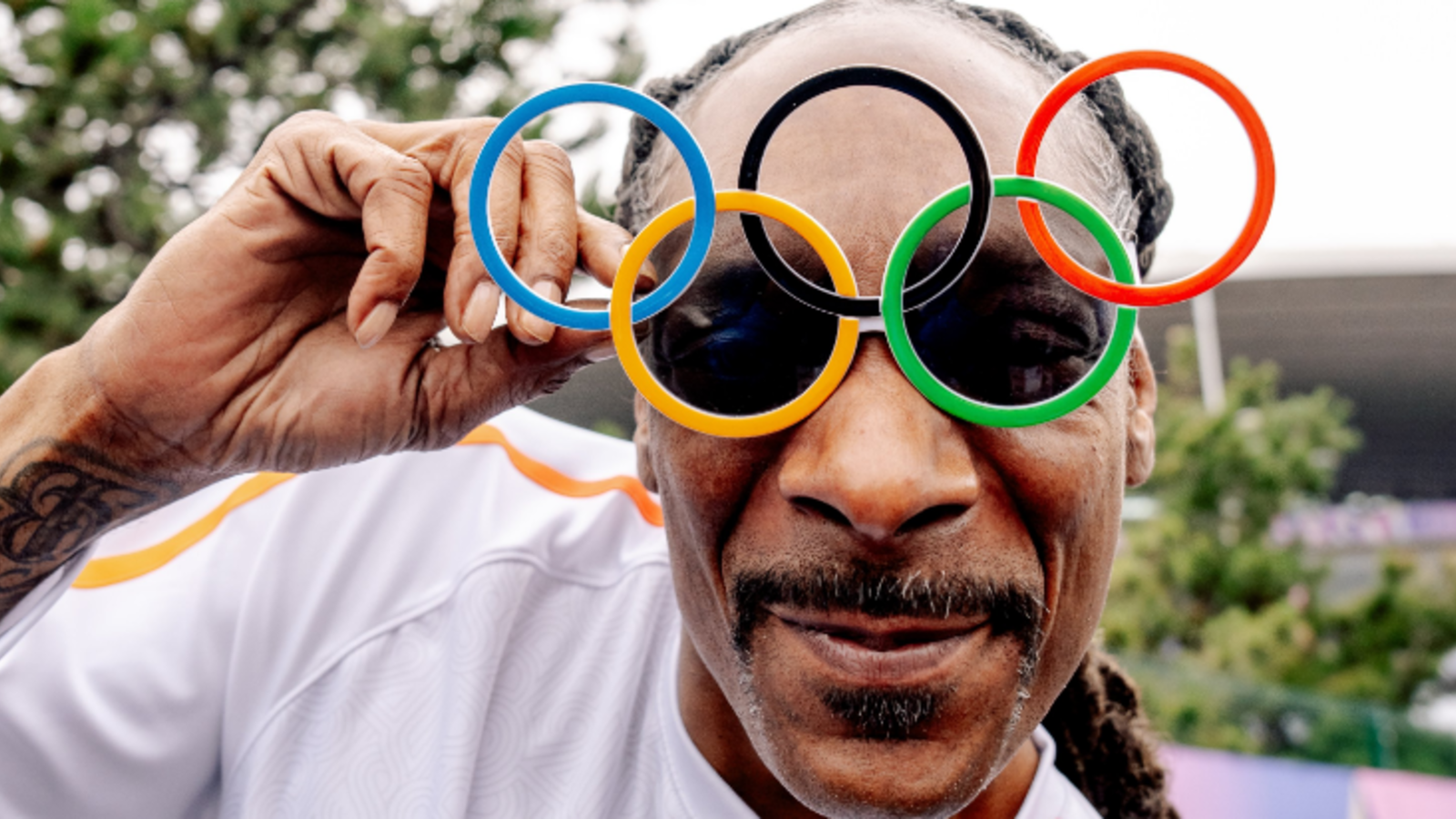 Olympia-Maskottchen Snoop Dogg schwingt bei Fackelübergabe mit den ...