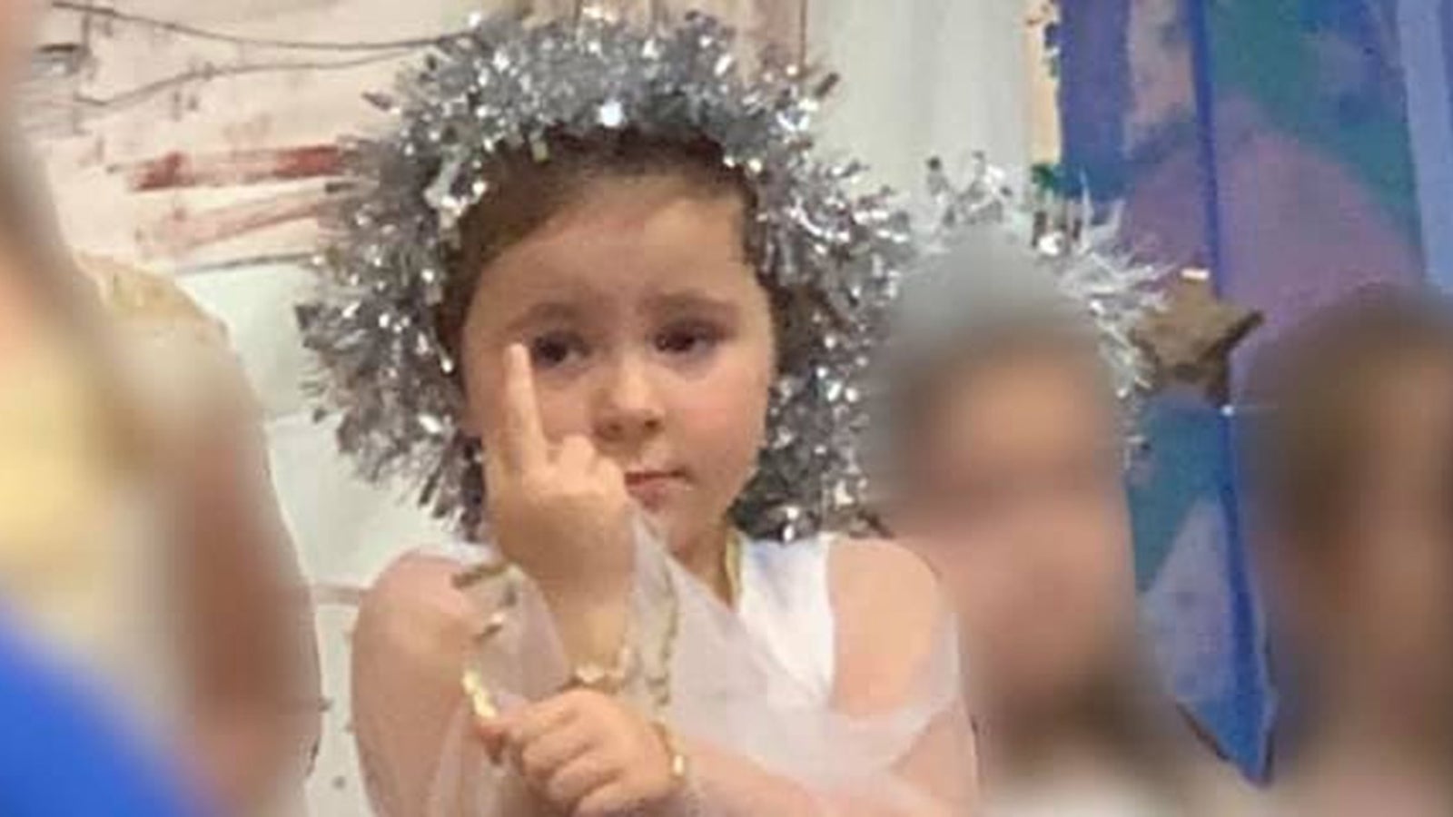 Mädchen zeigt 20 Minuten lang Mittelfinger - oe24.at