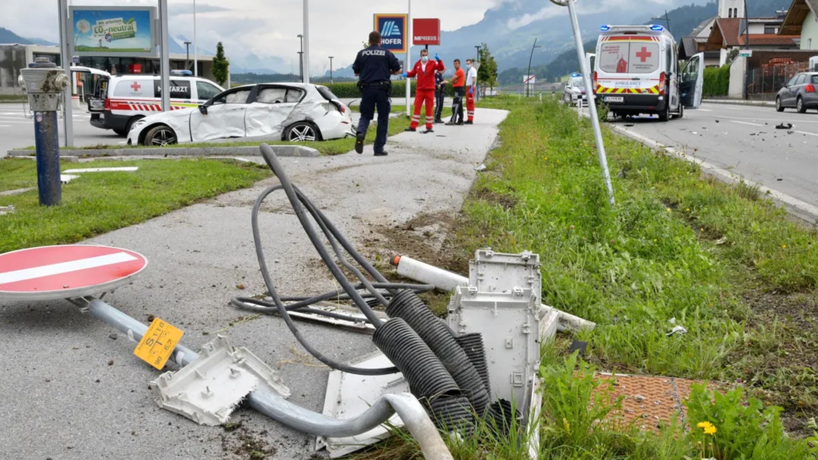 Horror-Crash mit Rettungswagen fordert in Tirol zwei Verletzte - oe24.at