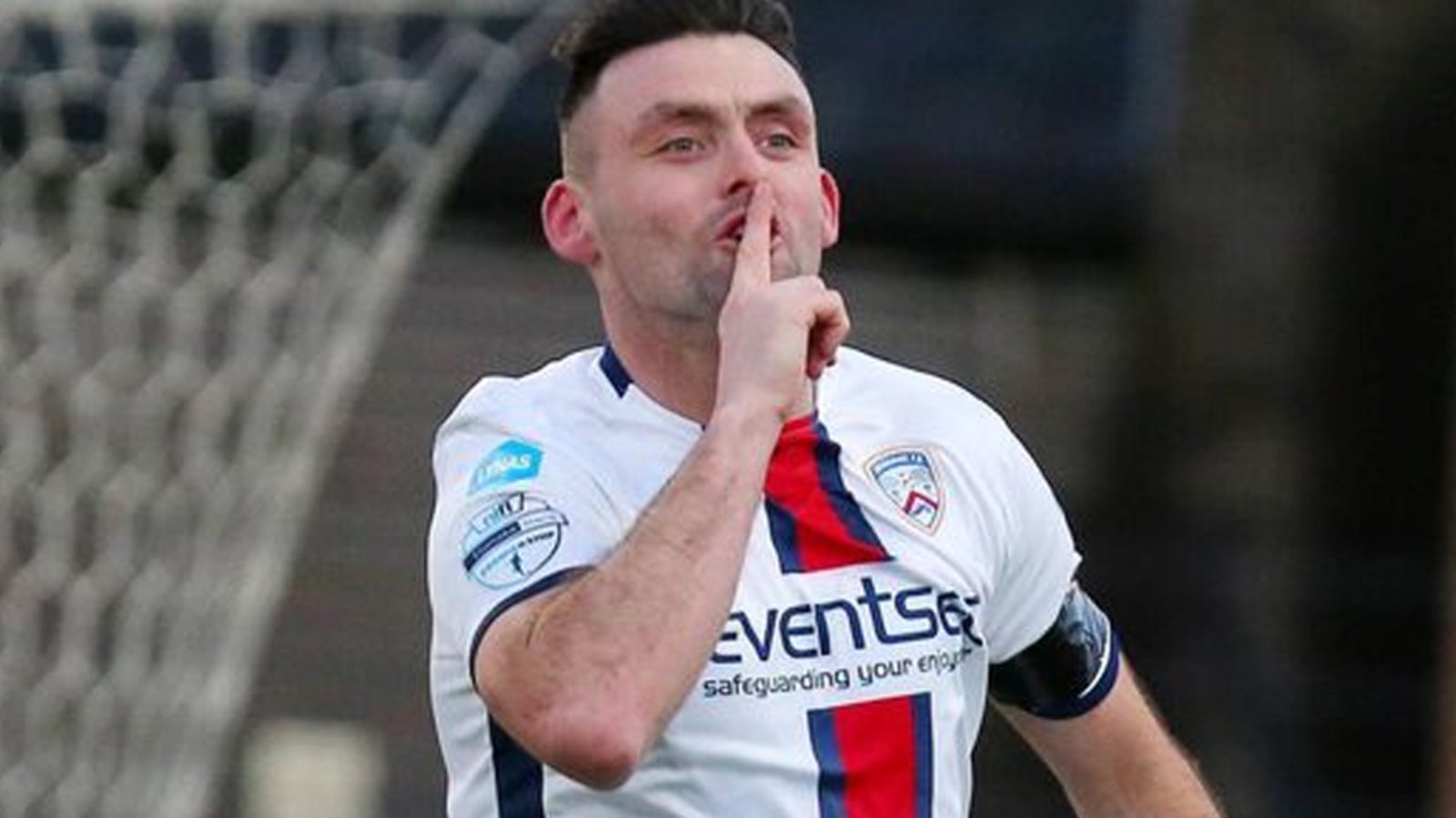 Spieler legt Pinkel-Pause ein und erhält 6 Spiele Sperre! - sport24.at