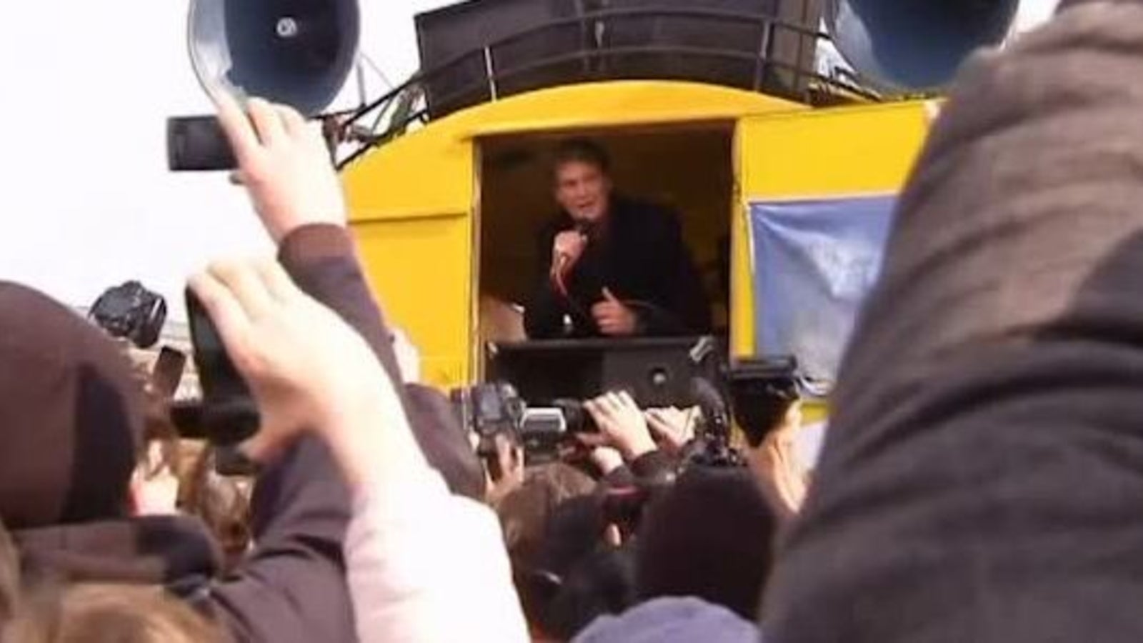 David Hasselhoff singt für die Berliner Mauer - oe24.tv