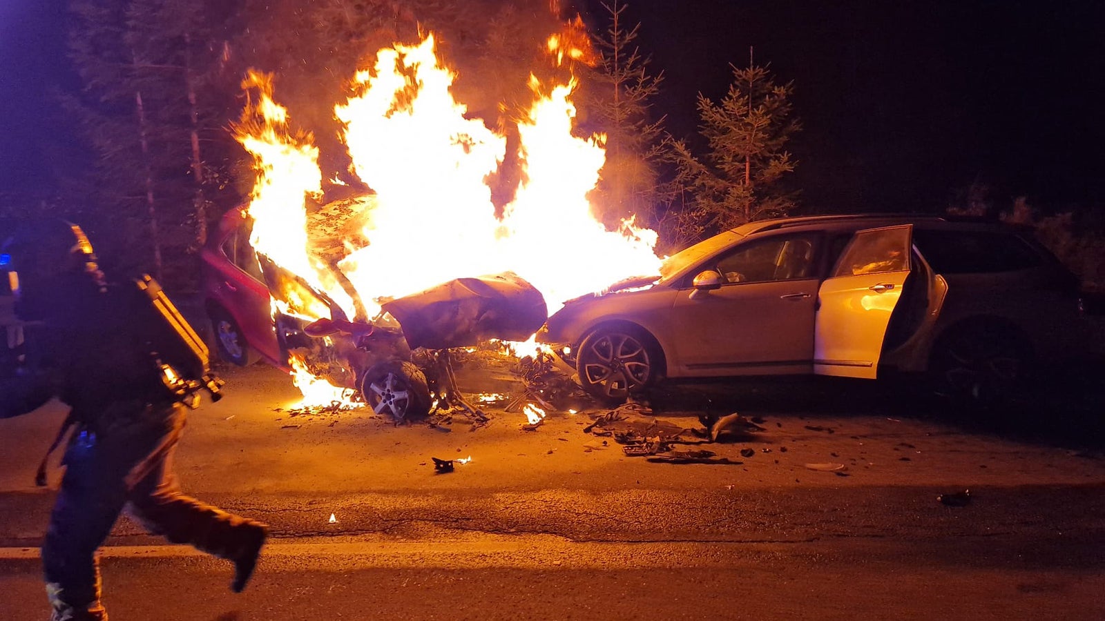 Mutiger Zeuge rettete Unfallopfer aus brennendem Auto - oe24.at