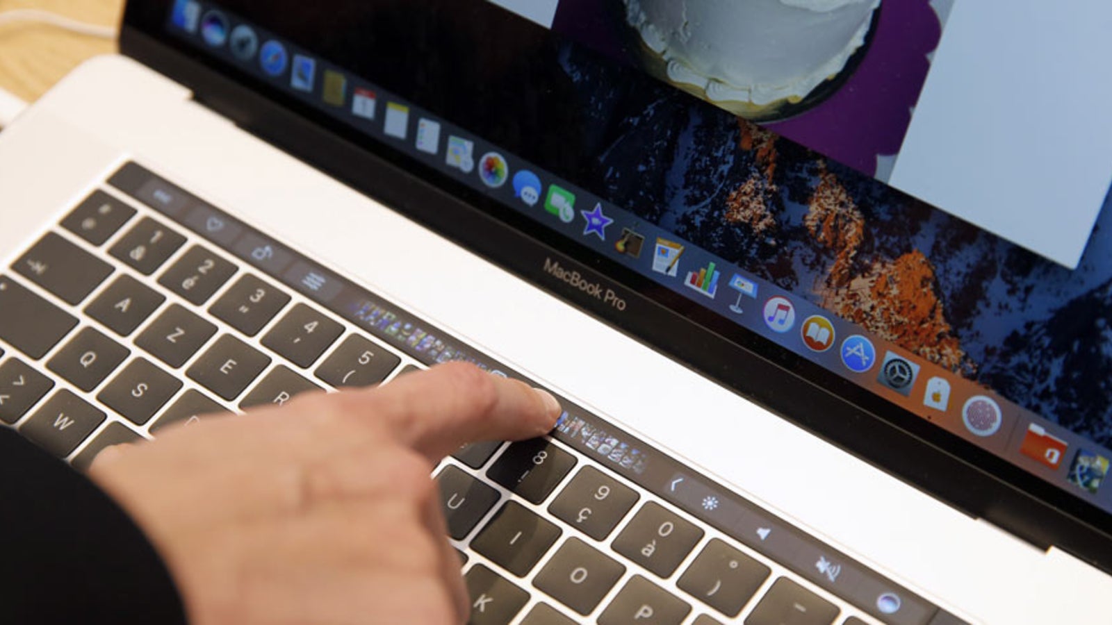 MacBook Pro: So funktioniert die Touch Bar - oe24.at