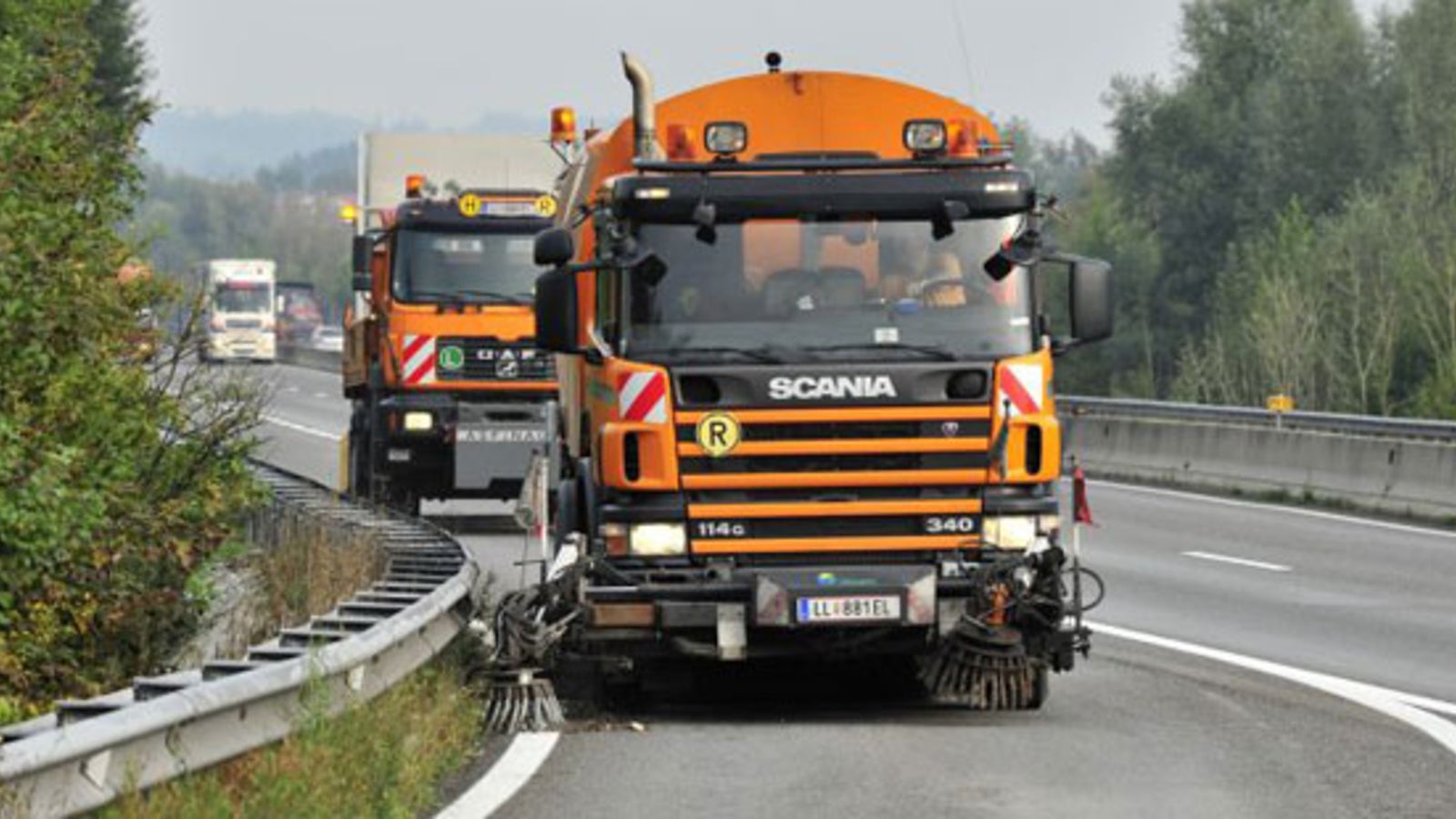Hitze: Asfinag kühlt Autobahn mit Tanklastern - oe24.at
