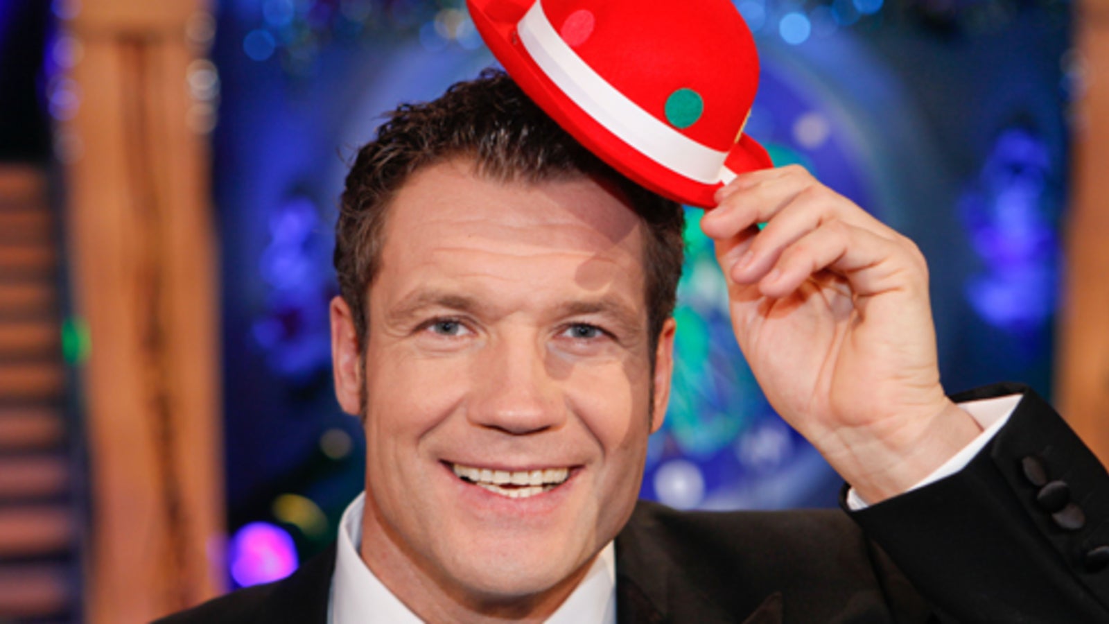 Armin Assinger setzt Narren-Kappe auf - stars24