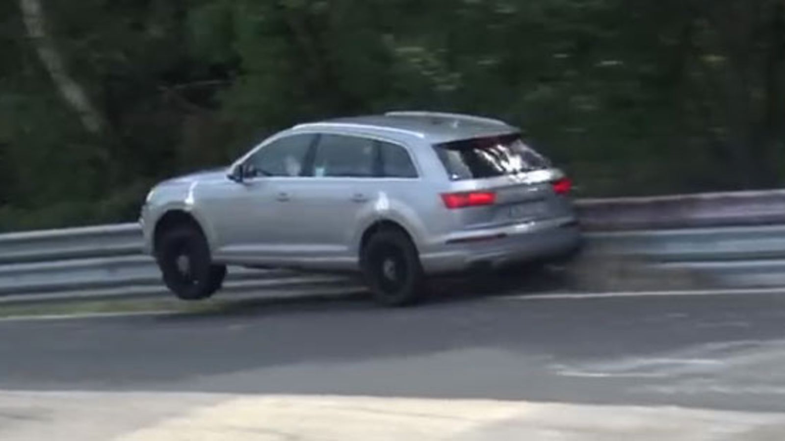 Audi-Testfahrer crasht Prototyp - oe24.at