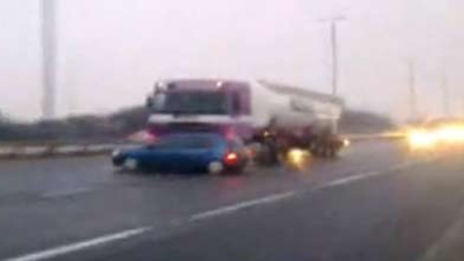 LKW schiebt Auto unbemerkt vor sich her - oe24.at