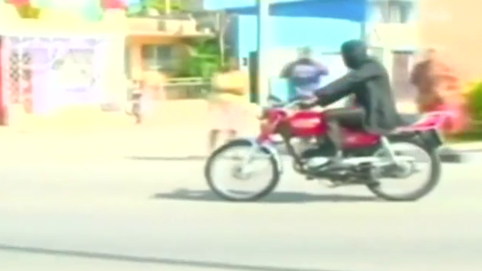 Blind Motorrad fahren? Hier sieht man den Weltrekord! - oe24.tv