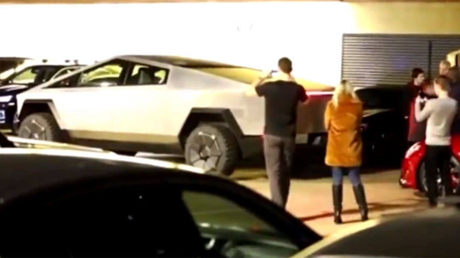 Tesla-Chef Elon Musk baut Unfall mit Cybertruck - oe24.at