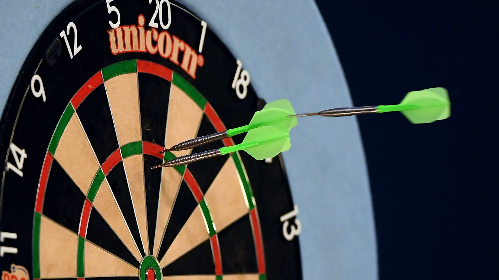 Dart-Spieler wirft Pfeil in Fuß von Gegner: Disqualifikation - oe24.at Dart-Spieler wirft Pfeil in Fuß von Gegner: Disqualifikation - oe24.at