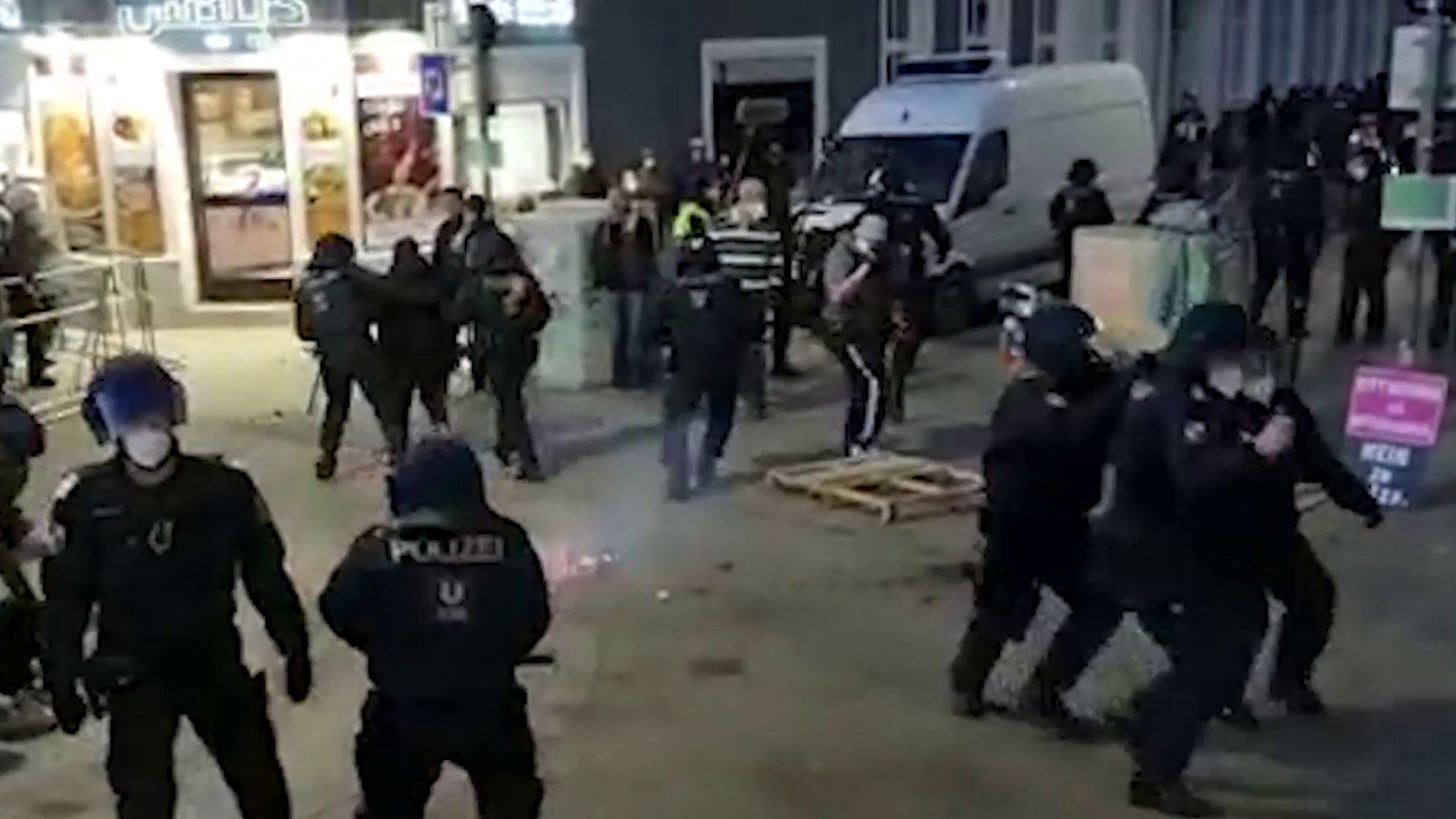 Ausschreitungen bei Demos in Ottakring: Verletzte, eine Festnahme - oe24.tv