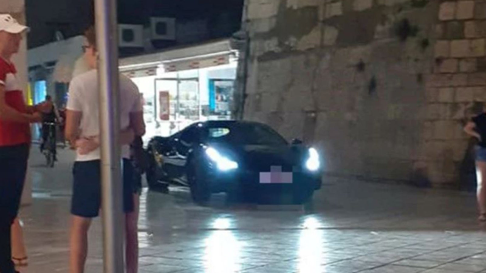 RAF Camora cruist mit Ferrari durch Fußgängerzone - stars24