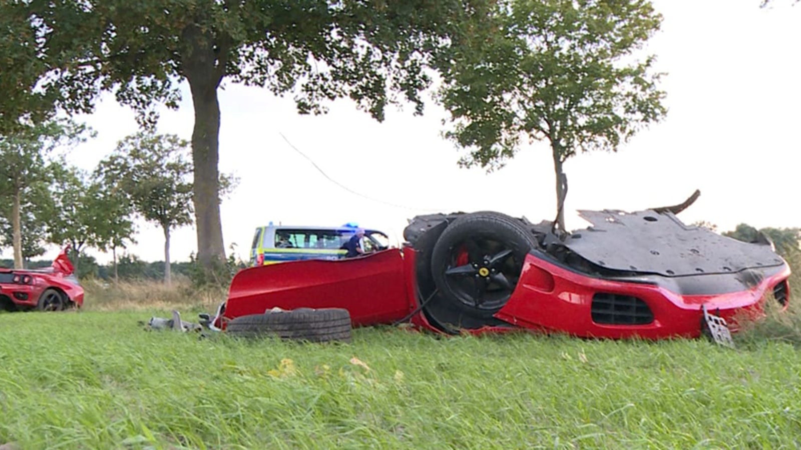 Ferrari bei Horror-Unfall in drei Teile zerfetzt - oe24.at