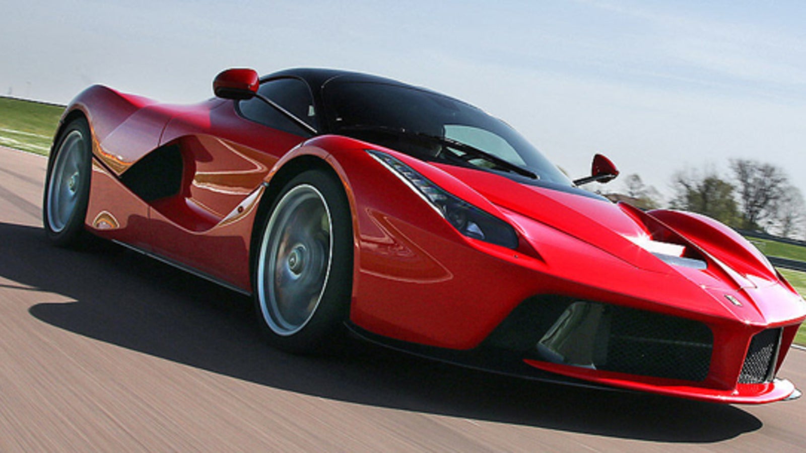 Video: So fährt der beste Ferrari aller Zeiten - oe24.at