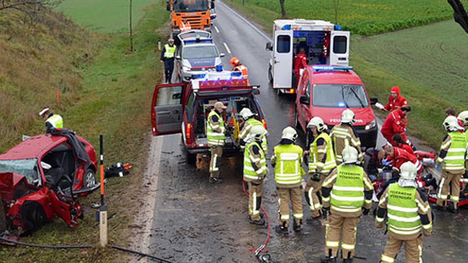 Mann (44) rast gegen Baum - tot - oe24.at