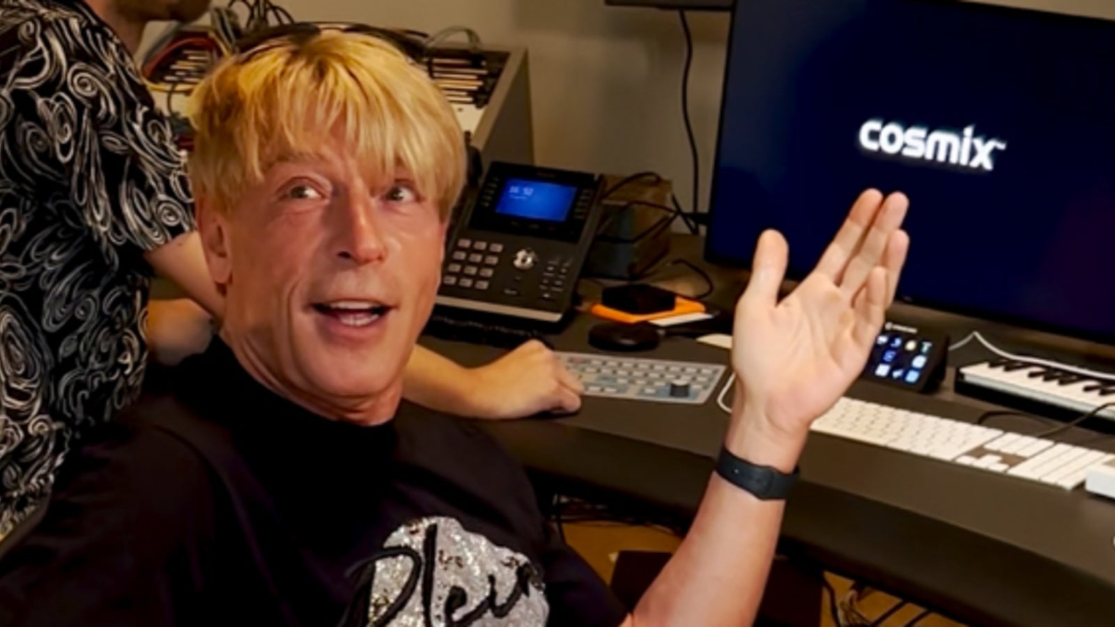 "Alle Achtung" überraschen Dominic Heinzl zum 60er - oe24.tv