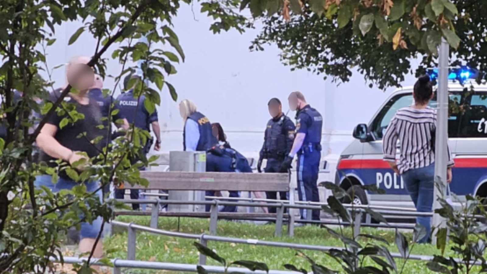 Streit um Parkbank - Syrer sticht Afrikaner nieder - oe24.at