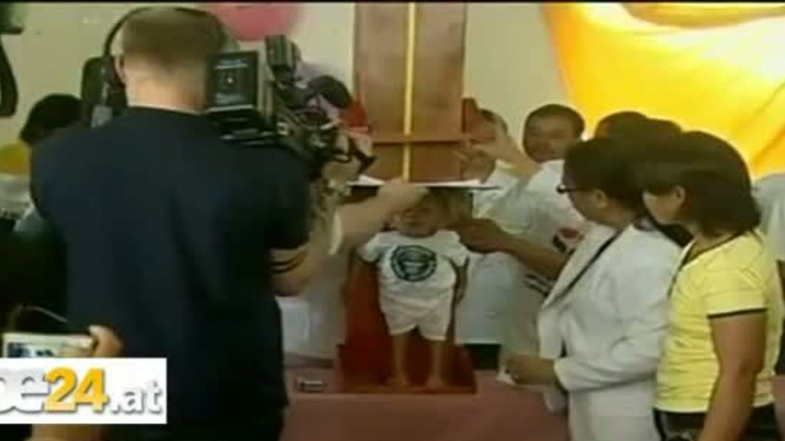 Der kleinste Mann der Welt misst 59,9 cm - oe24.tv