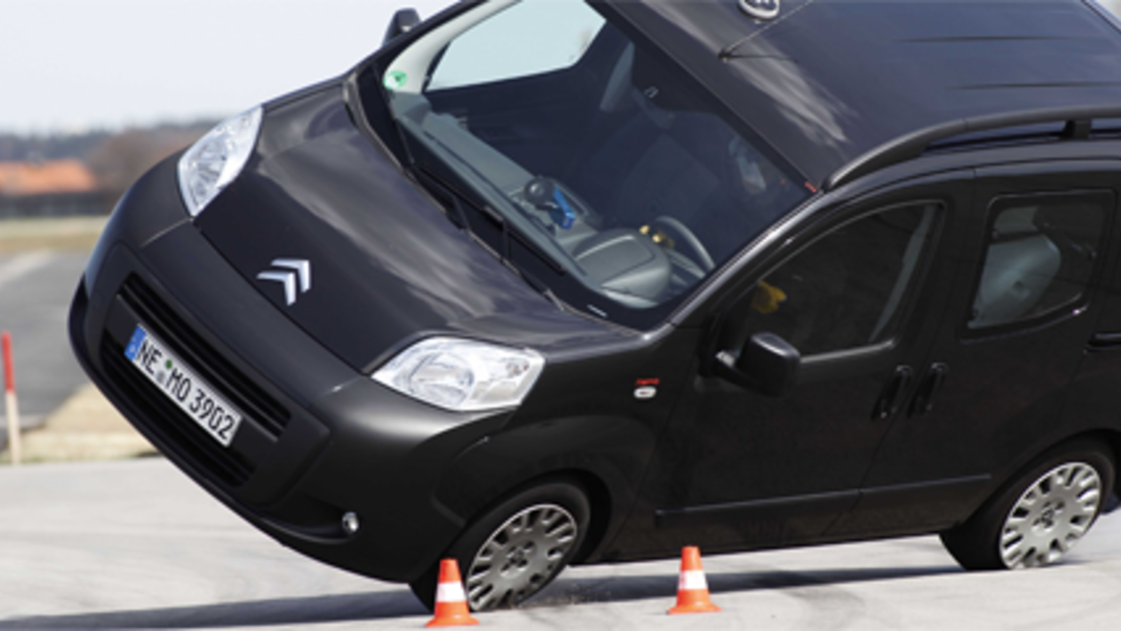 Citreon Nemo überschlägt sich beim Elchtest - oe24.at