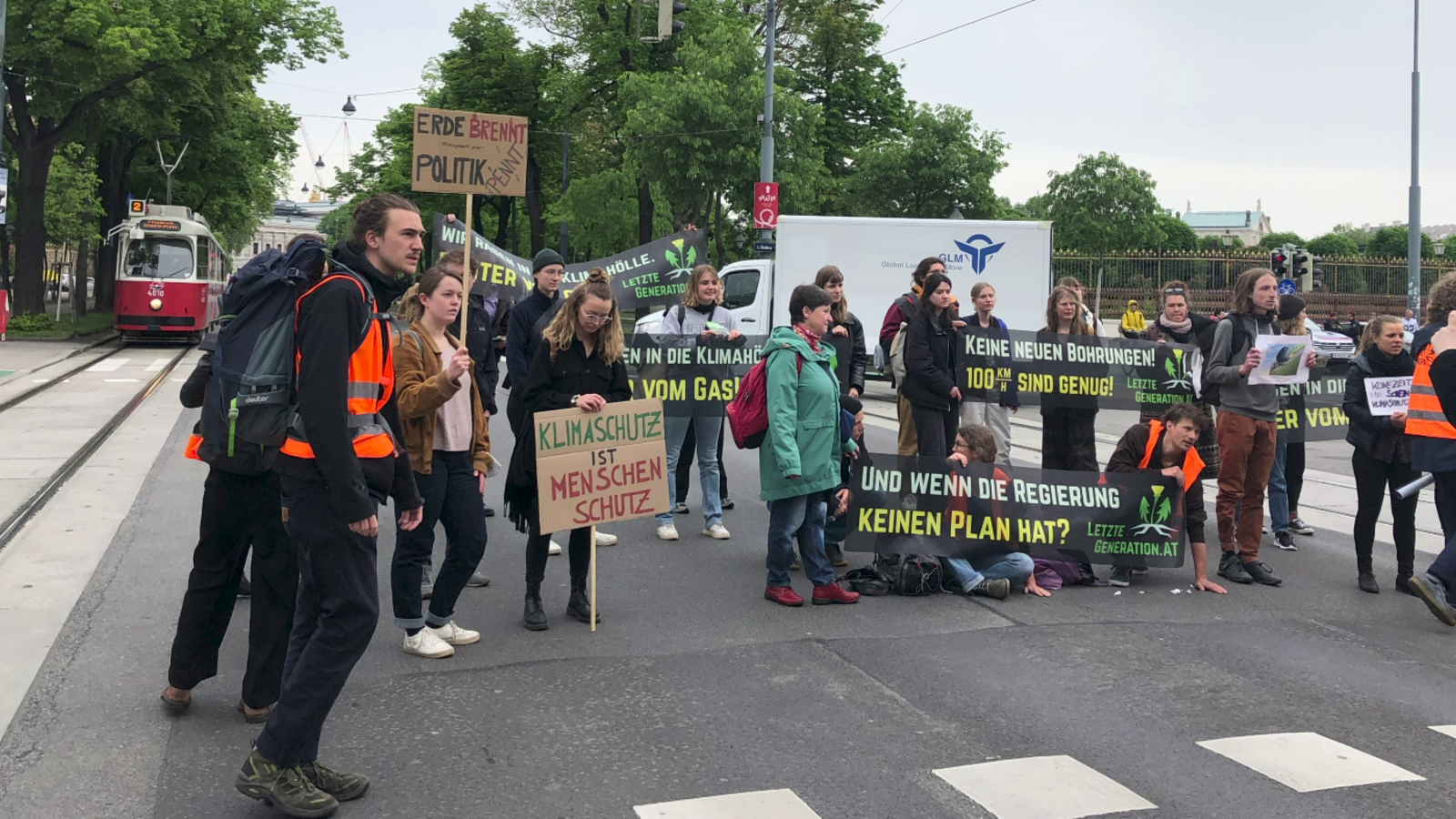 Klima-Kleber demonstrieren vor Klima-Gipfel - oe24.tv