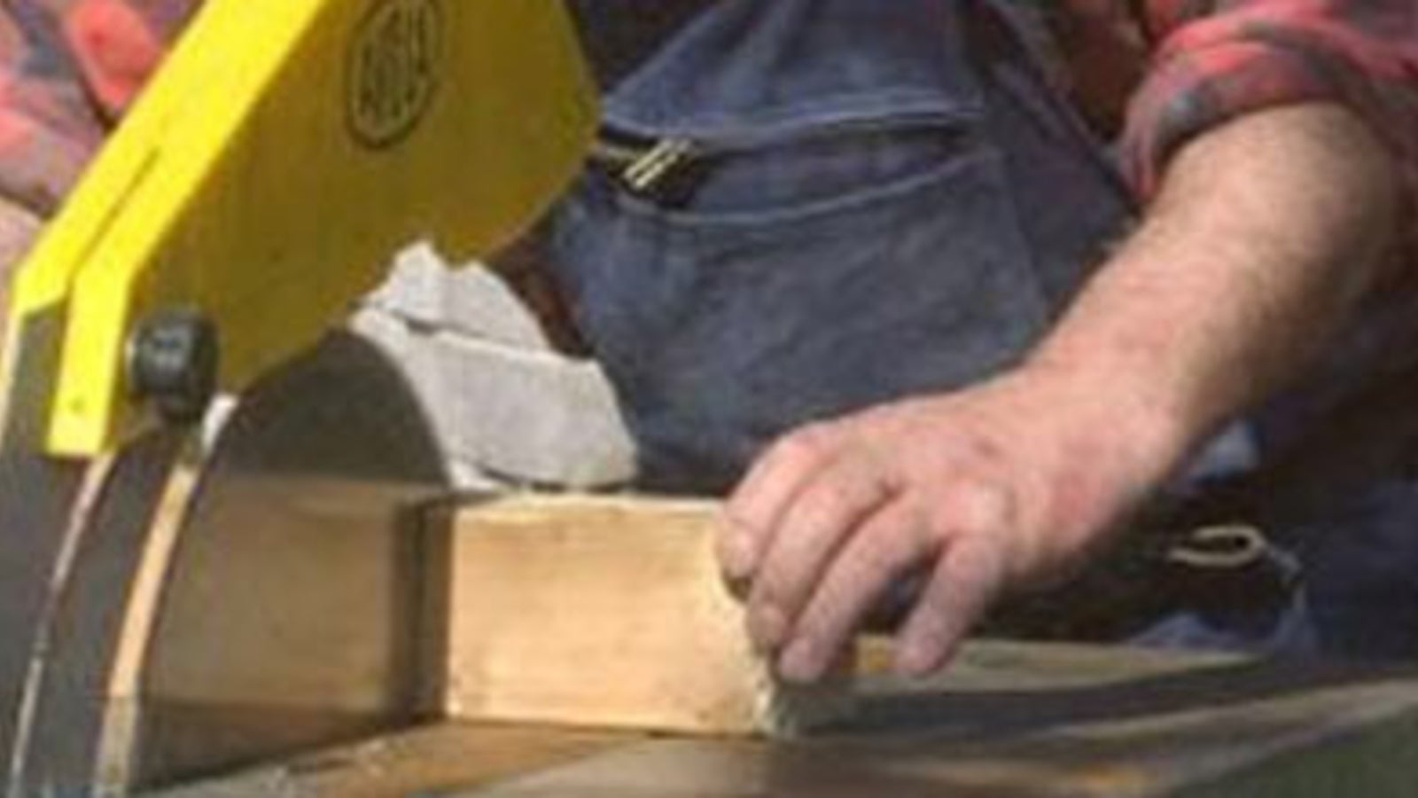 Mann trennte sich mit Kreissäge Finger ab - oe24.at