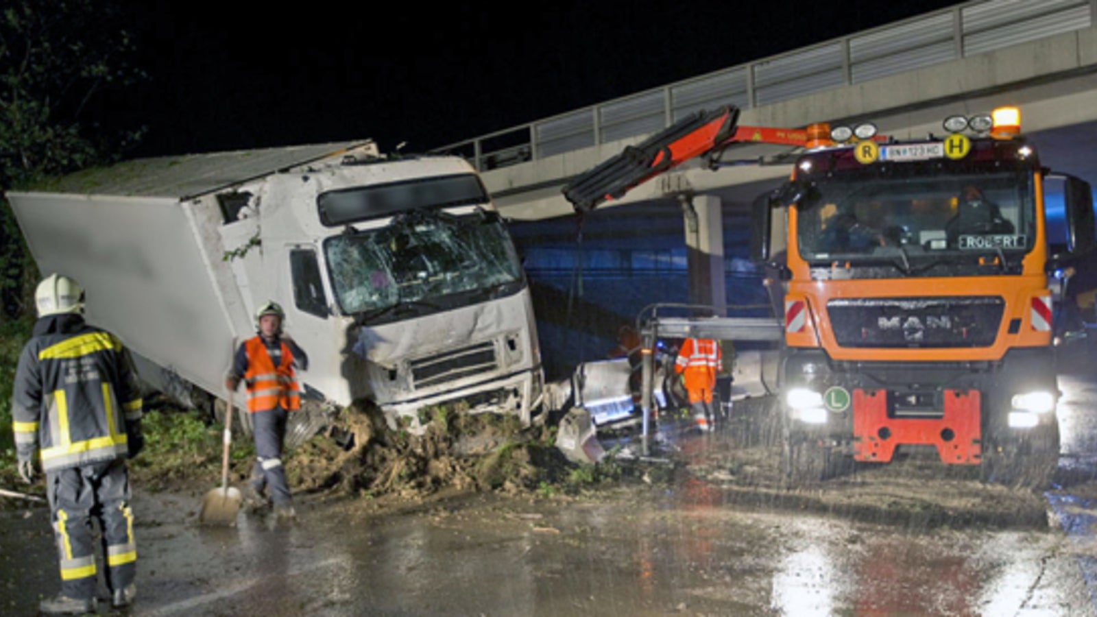 A21: Spektakulärer LKW-Crash in Alland - oe24.at