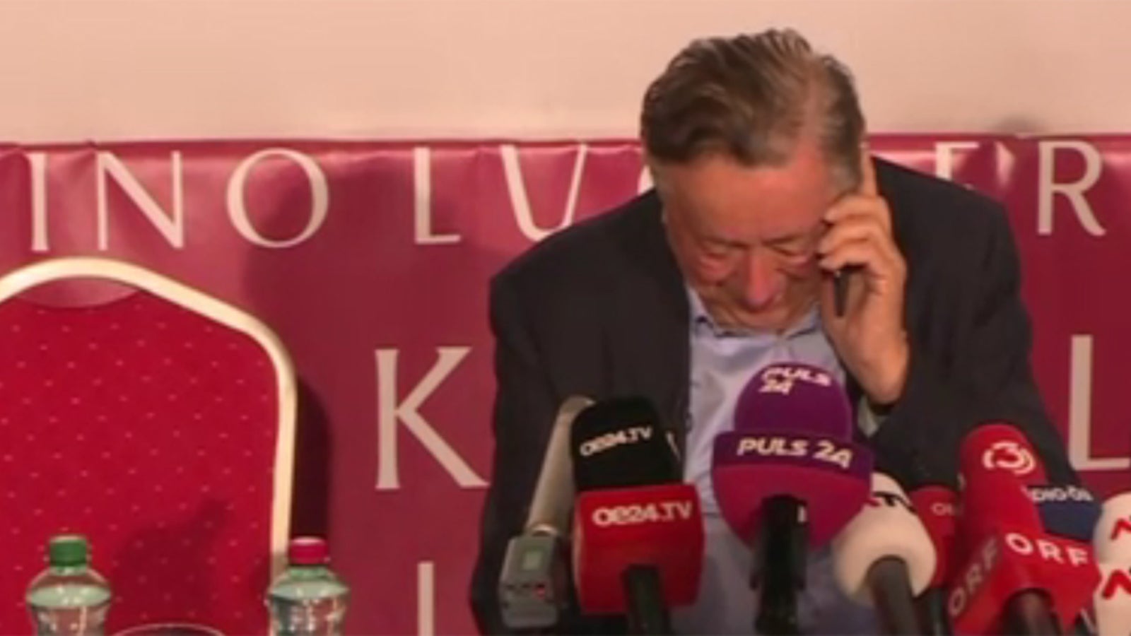 Richard Lugner: Knalleffekt - Maulkorb von Stargast - stars24