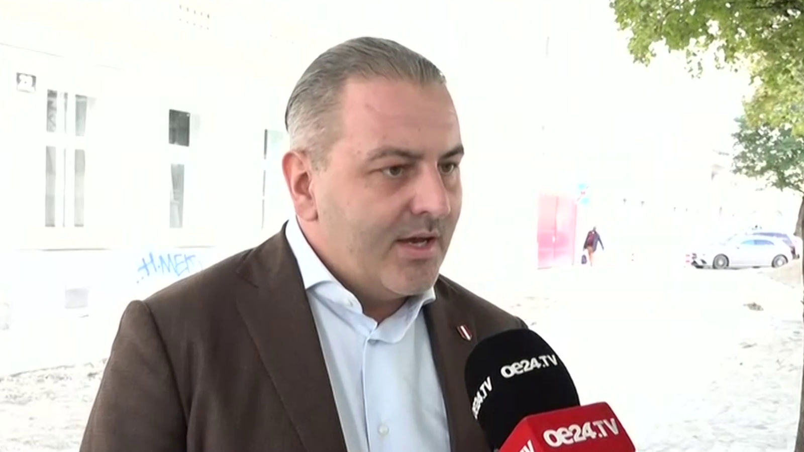 Wien: Lugner ist blauer Vorzugsstimmen-Kaiser, verpasst aber Einzug - Politik-Live