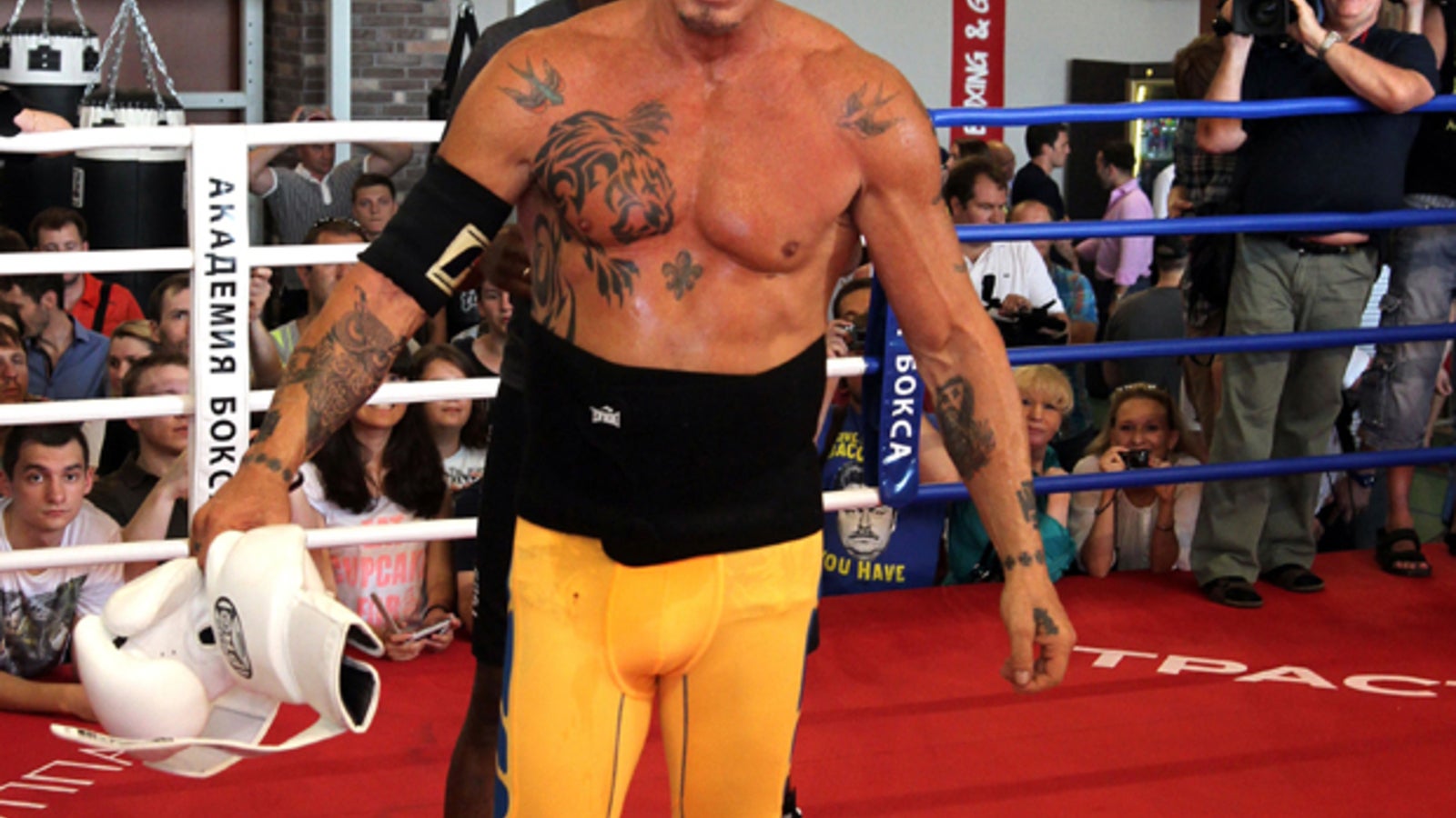 Mickey Rourke beim Boxen - stars24