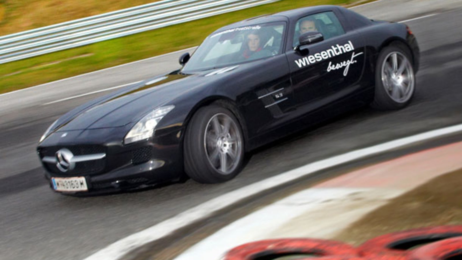 Ernst Hausleitner im Mercedes SLS - oe24.at