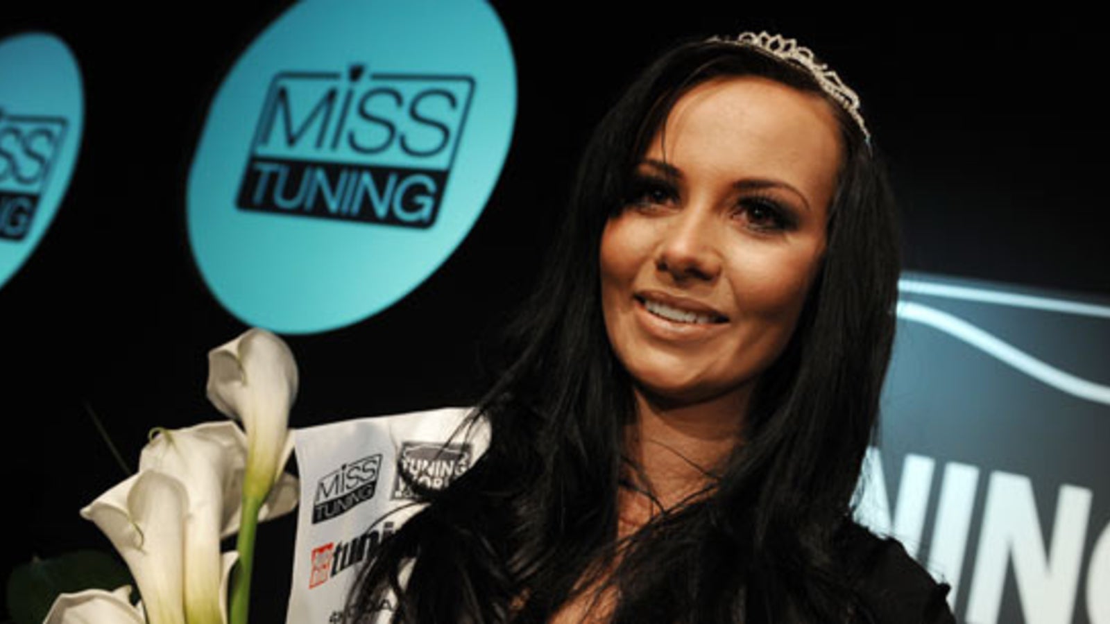 Frizzi Arnold ist die Miss Tuning 2012 - oe24.at