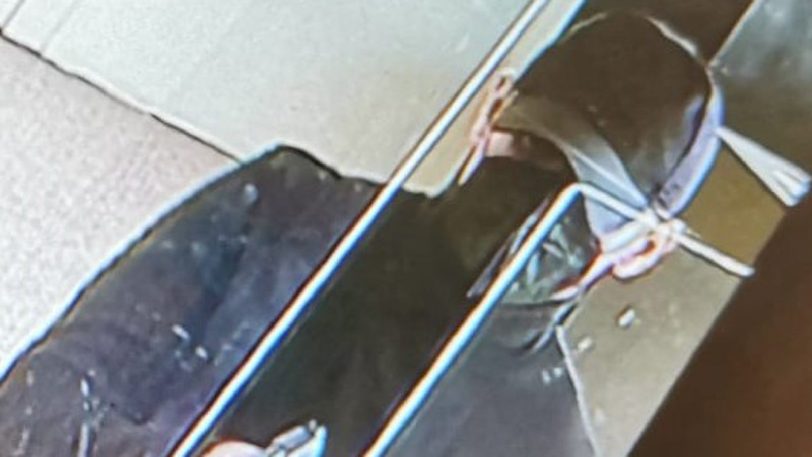 Bewaffneter Banküberfall in Salzburg: Polizei sucht diesen Mann - oe24.at