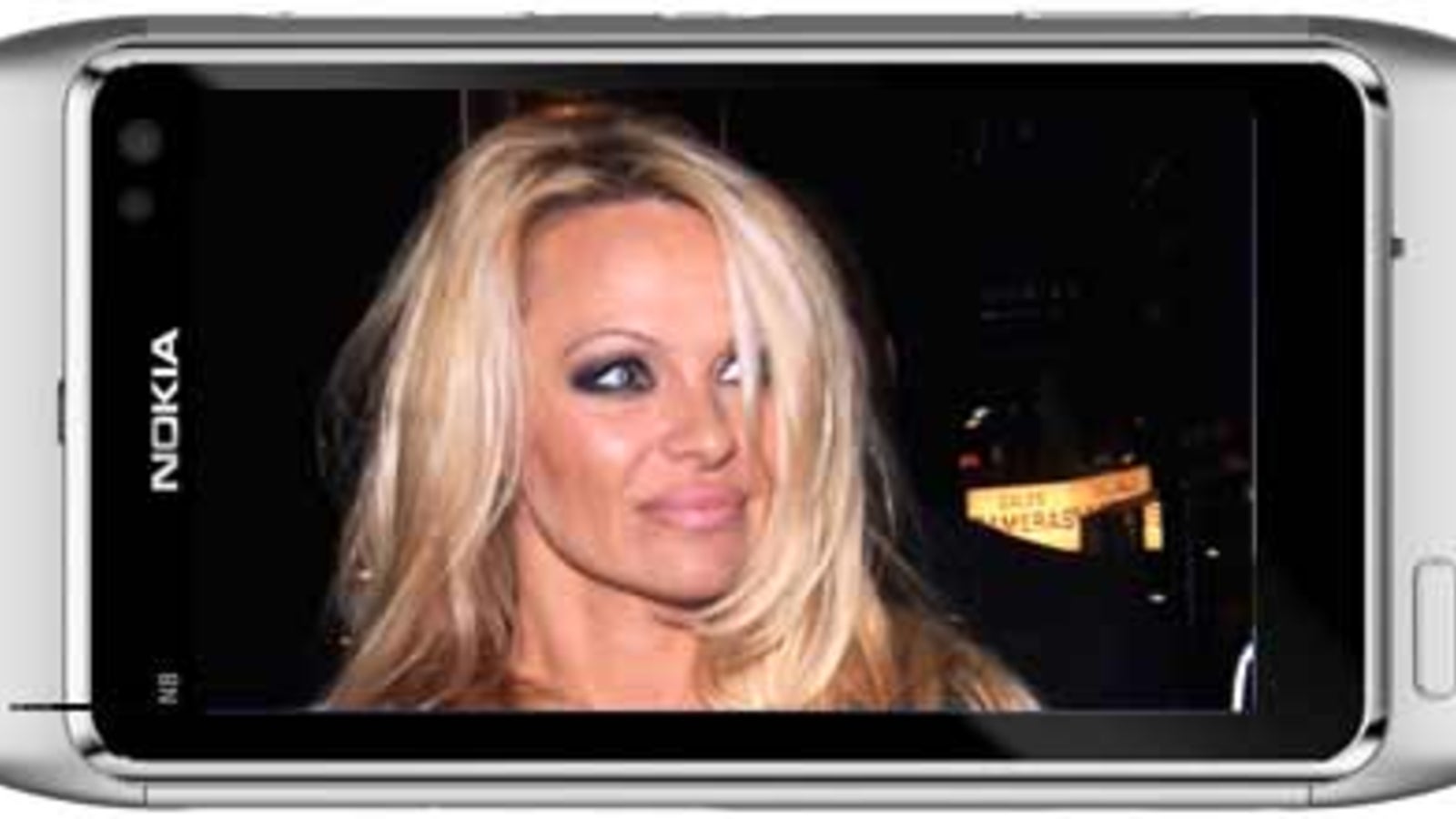 Nokia engagiert Pam Anderson für das N8 - oe24.at