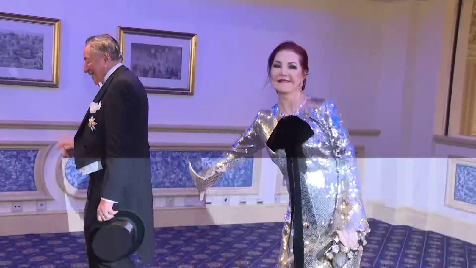 Priscilla Presley mit "Popo-Klatscher" - oe24.tv