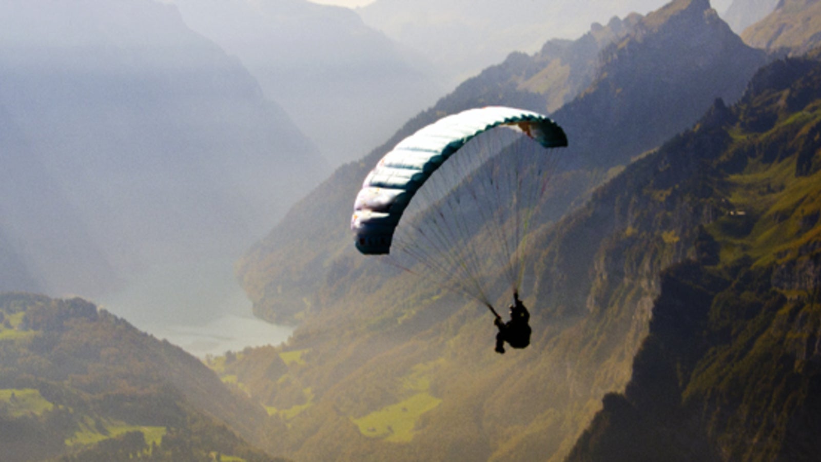 Paragleiter gerät mit Schirm in Stahlseil - tot - oe24.at