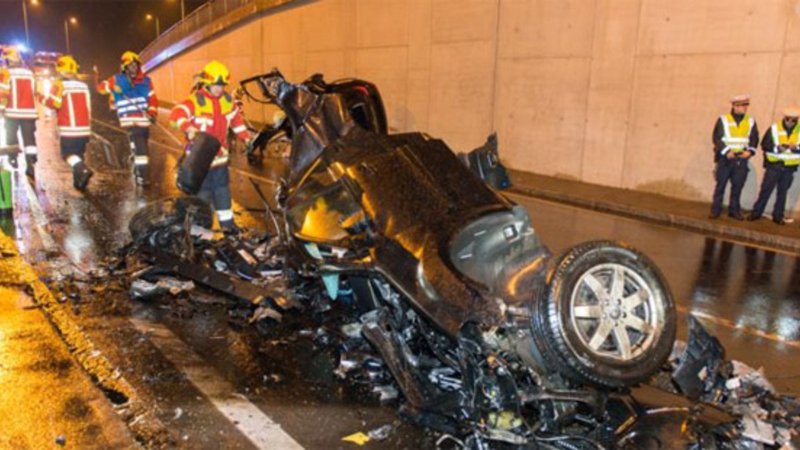 Pkw bei Unfall in zwei Teile gerissen - oe24.at