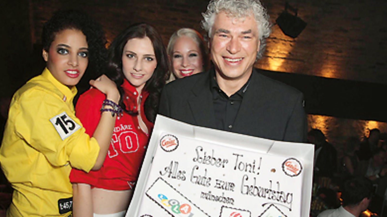 Happy Birthday! Toni ließ es polstern - stars24