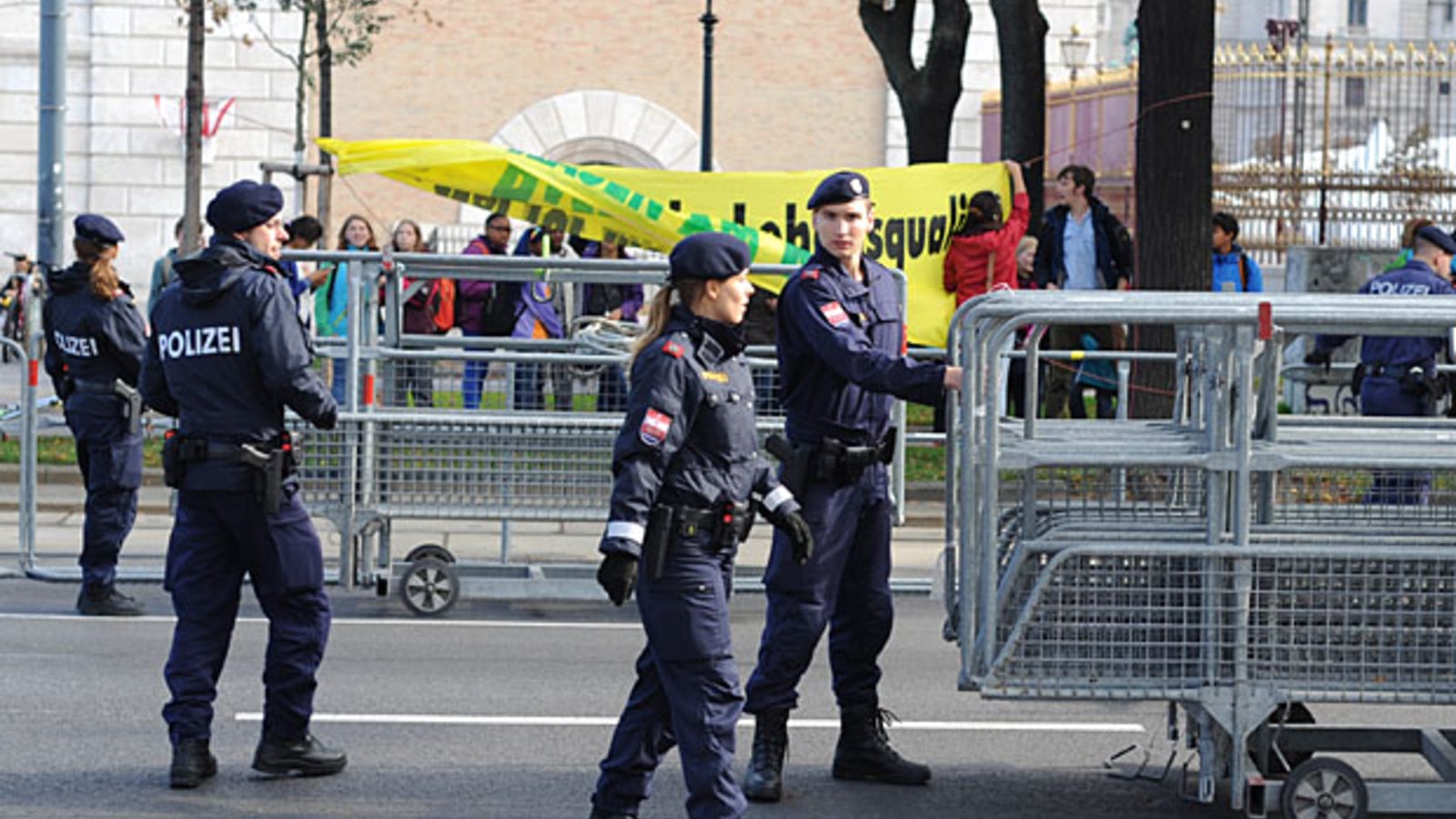 Rasen am Ring - Die Aufbauarbeiten - oe24.at