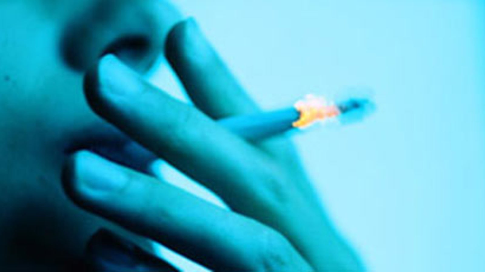 Beim Rauchen aus dem Fenster gestürzt - oe24.at