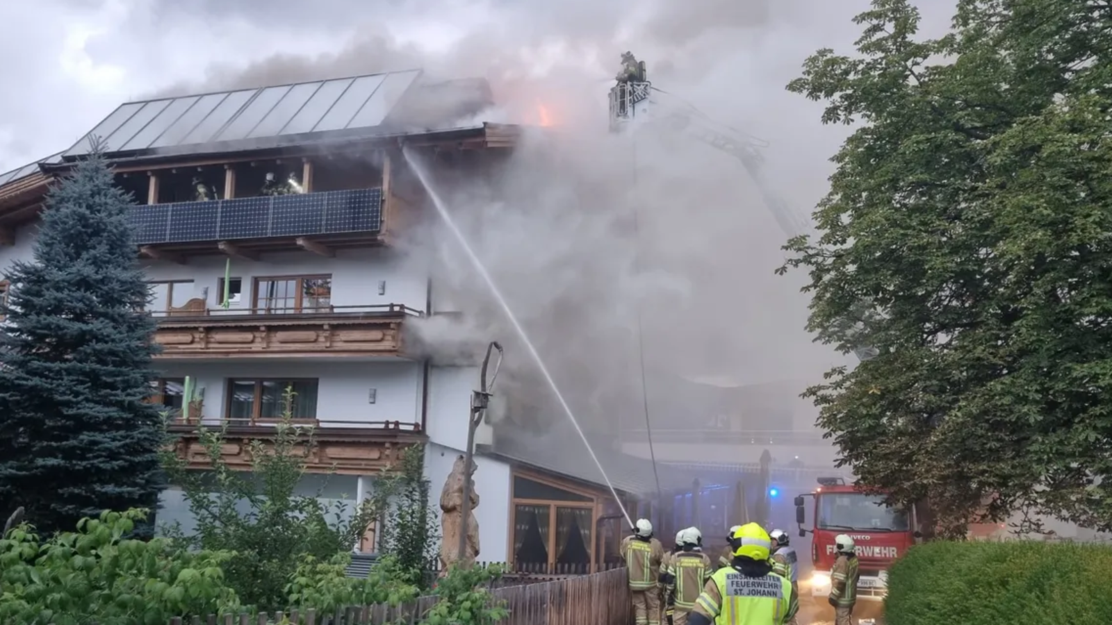 Großbrand in Tiroler Hotel: 33 Urlauber evakuiert - oe24.at