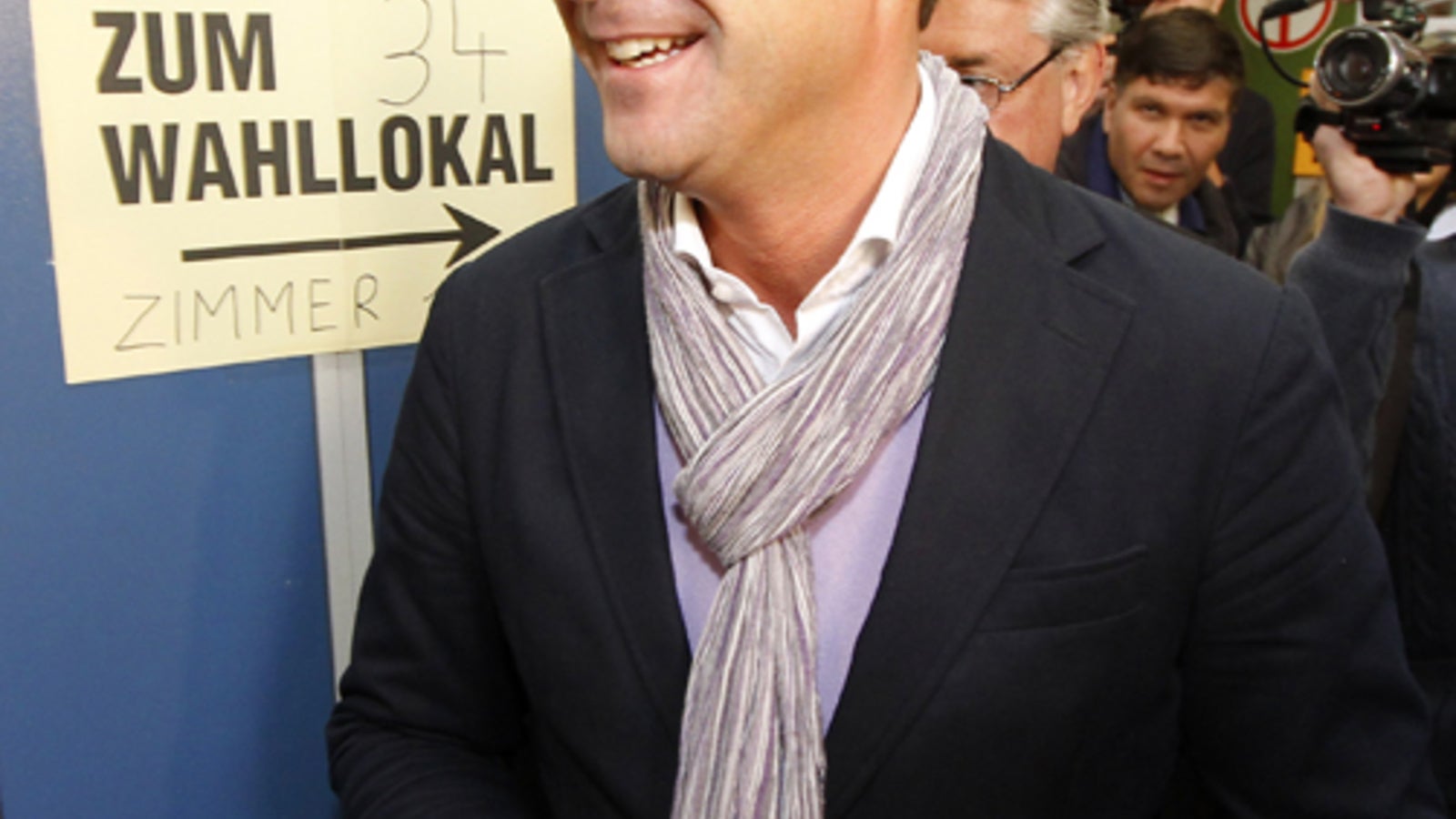 H.C. Strache (FPÖ) im Wahllokal - Politik-Live