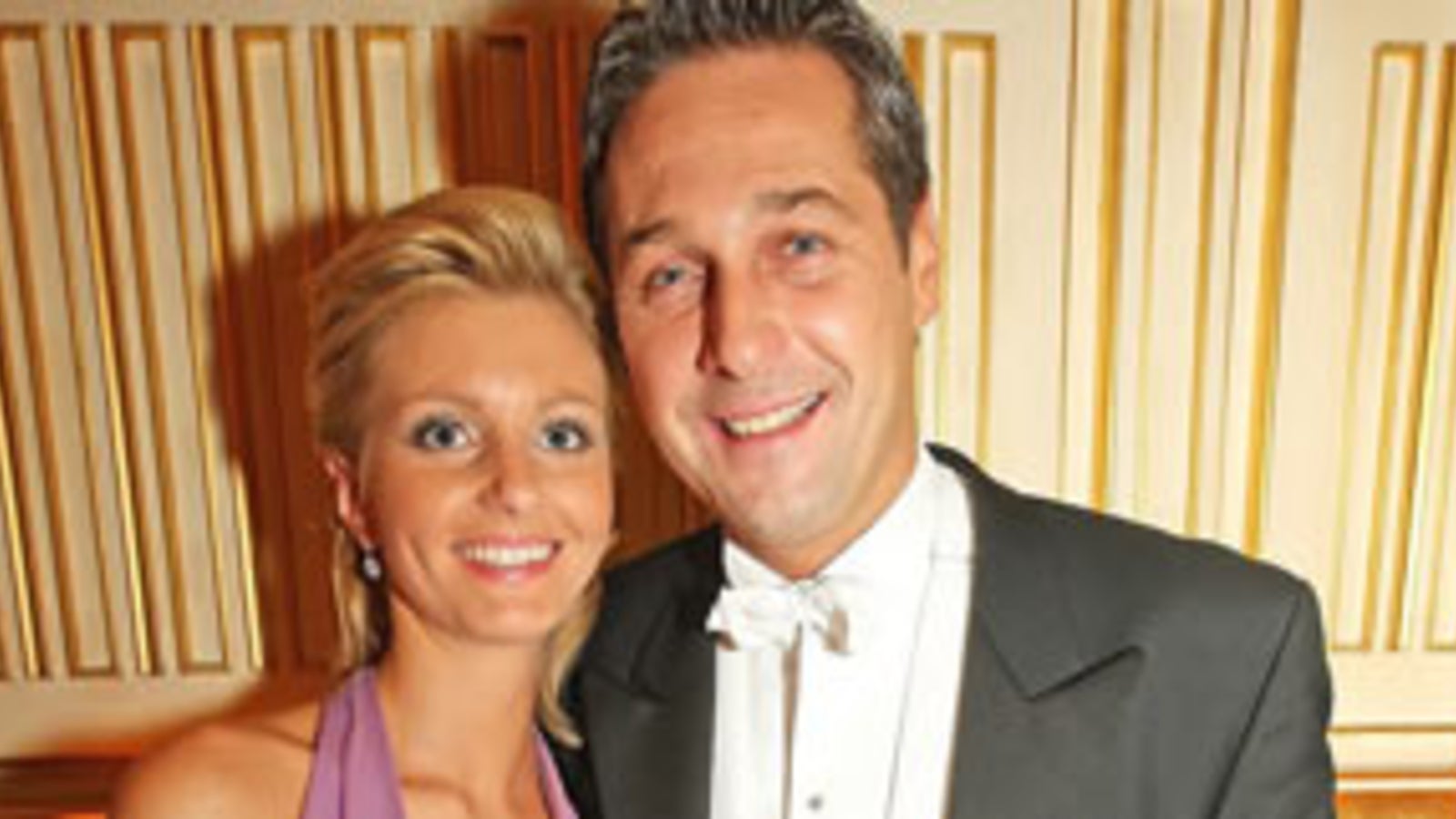 Strache zeigt neue Liebe am Opernball - stars24
