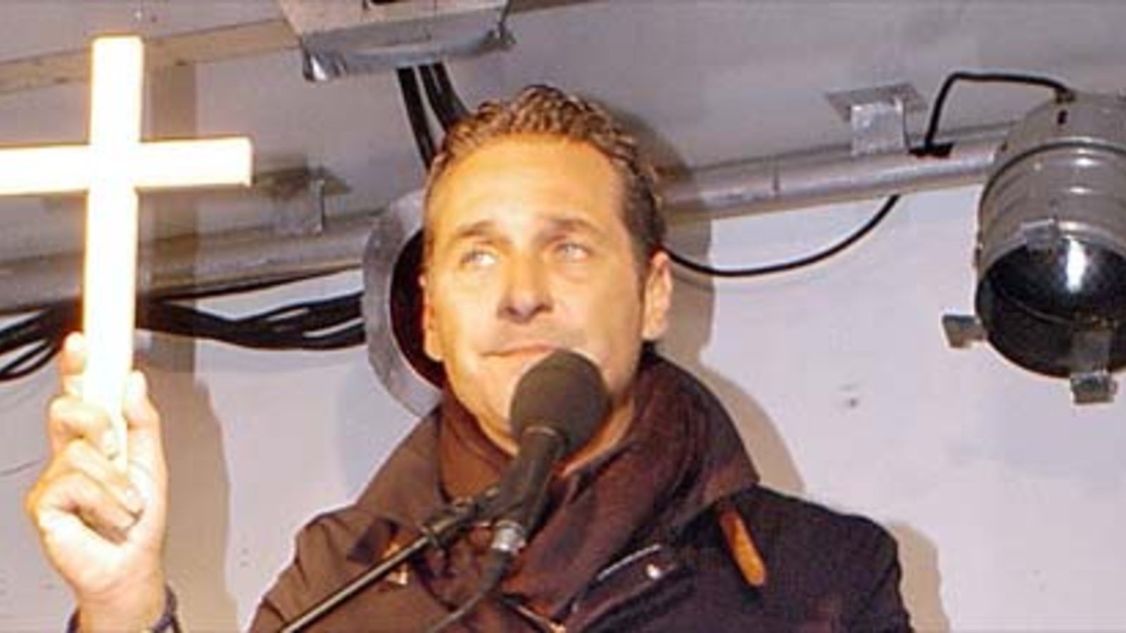 FPÖ-Chef Strache lässt sich firmen - Politik-Live