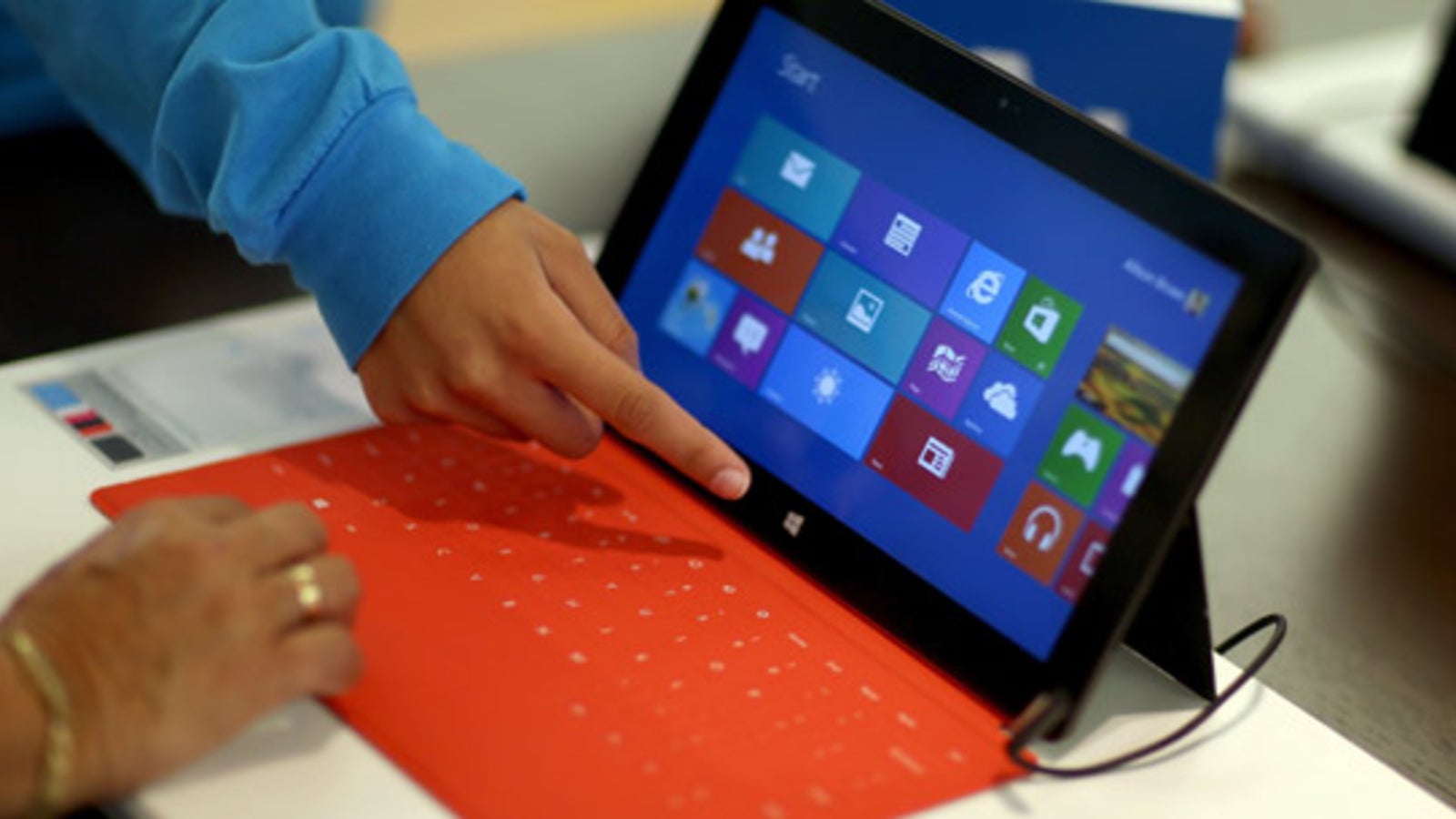 Microsoft zieht Update für RT-Tablets zurück - oe24.at