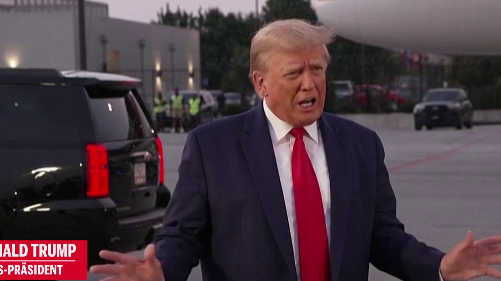 Trump stellte sich im Gefängnis den Behörden - oe24.tv