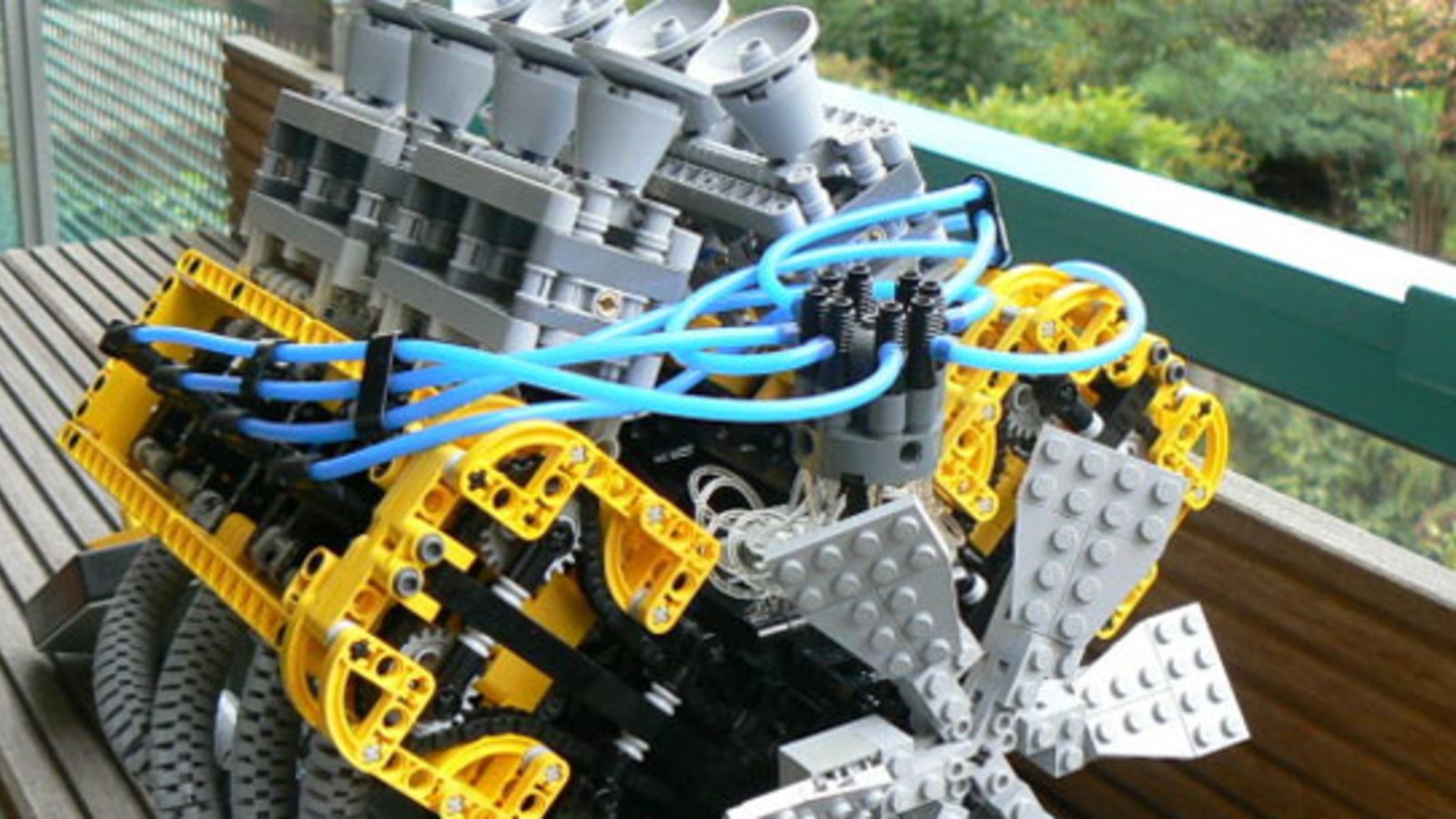 Video: Tüftler baut V8-Motor aus Lego - oe24.at