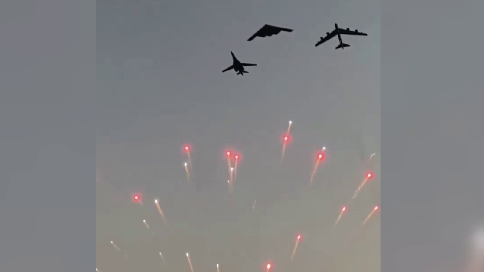 Diese drei Bomber flogen über den Superbowl - oe24.tv