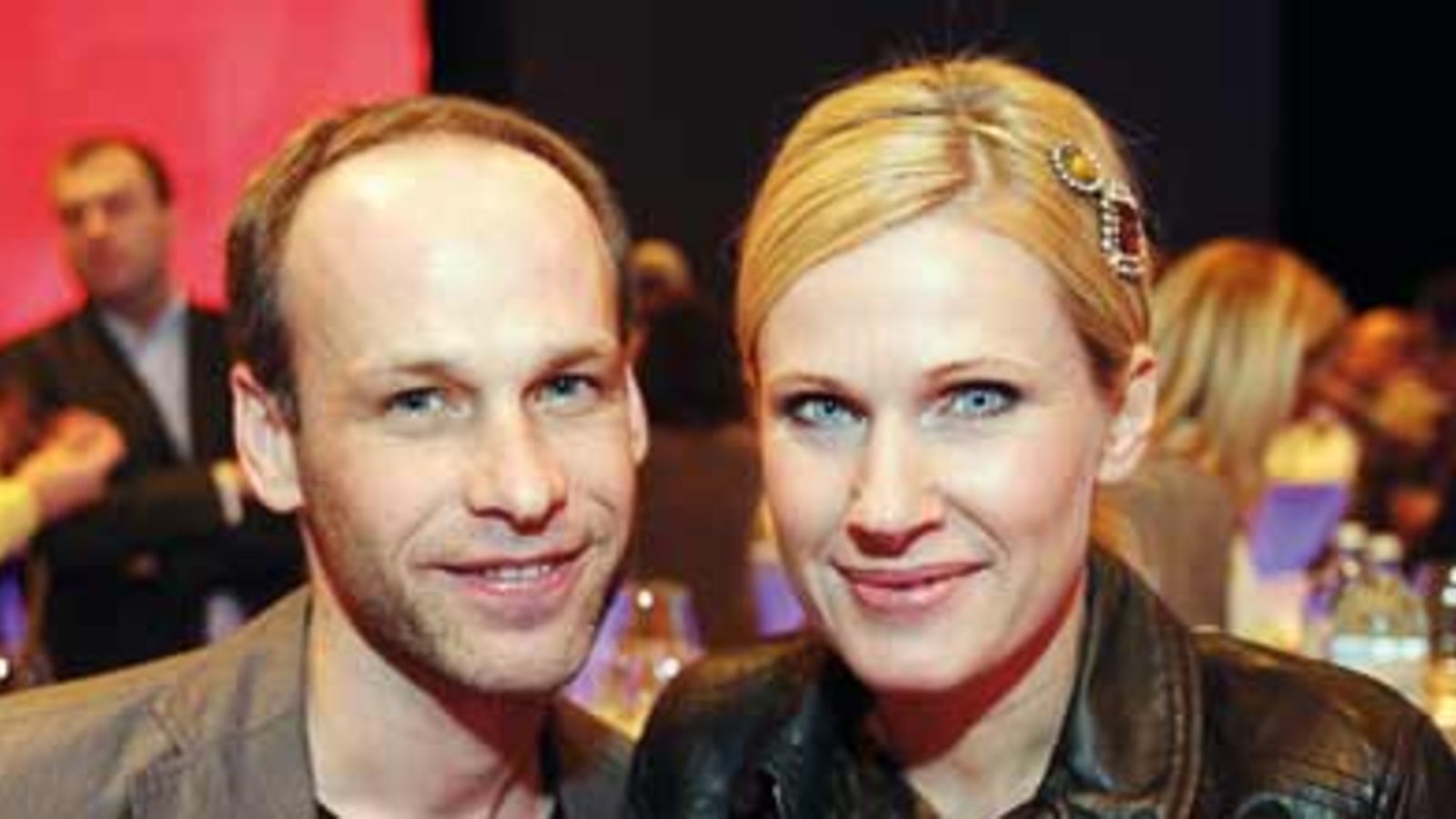 Fernseh-Paar zeigt offen seine Liebe - stars24
